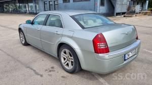 Grey Chrysler 300C 2005 in Riga, with an engine capacity of 3.50 L and mileage of 187 thousand km for 2950 €, photo 11 on AUTOMOTO.COM.LV