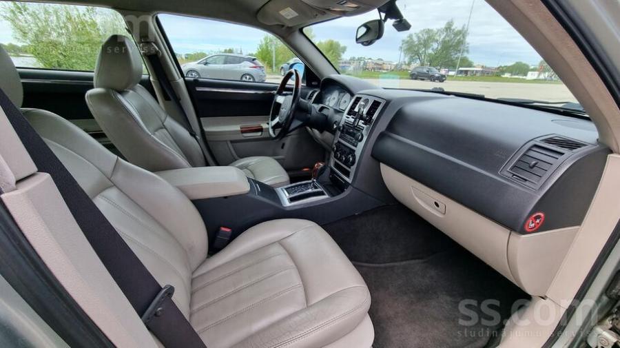 Grey Chrysler 300C 2005 in Riga, with an engine capacity of 3.50 L and mileage of 187 thousand km for 2950 €, photo 12 on AUTOMOTO.COM.LV
