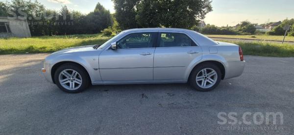 Pelēks Chrysler 300C 2005 Ogre, ar dzinēja tilpumu 3.50 L un nobraukumu 380 tūkst. km par 2750 €, foto 2 vietnē AUTOMOTO.COM.LV