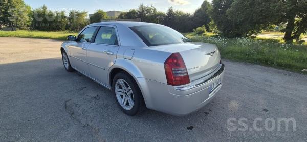 Pelēks Chrysler 300C 2005 Ogre, ar dzinēja tilpumu 3.50 L un nobraukumu 380 tūkst. km par 2750 €, foto 3 vietnē AUTOMOTO.COM.LV