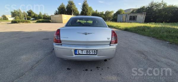 Pelēks Chrysler 300C 2005 Ogre, ar dzinēja tilpumu 3.50 L un nobraukumu 380 tūkst. km par 2750 €, foto 4 vietnē AUTOMOTO.COM.LV