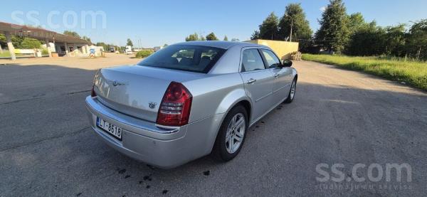 Pelēks Chrysler 300C 2005 Ogre, ar dzinēja tilpumu 3.50 L un nobraukumu 380 tūkst. km par 2750 €, foto 5 vietnē AUTOMOTO.COM.LV