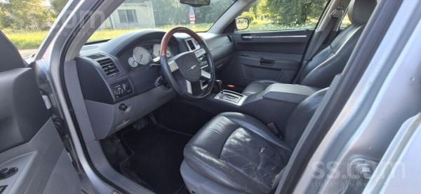 Pelēks Chrysler 300C 2005 Ogre, ar dzinēja tilpumu 3.50 L un nobraukumu 380 tūkst. km par 2750 €, foto 9 vietnē AUTOMOTO.COM.LV
