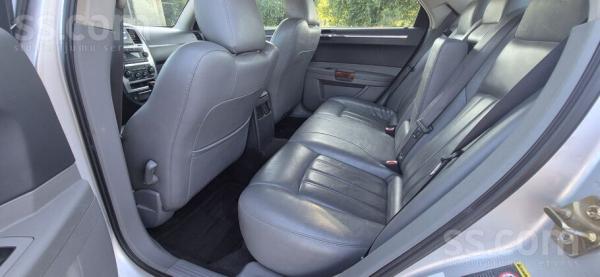 Pelēks Chrysler 300C 2005 Ogre, ar dzinēja tilpumu 3.50 L un nobraukumu 380 tūkst. km par 2750 €, foto 10 vietnē AUTOMOTO.COM.LV