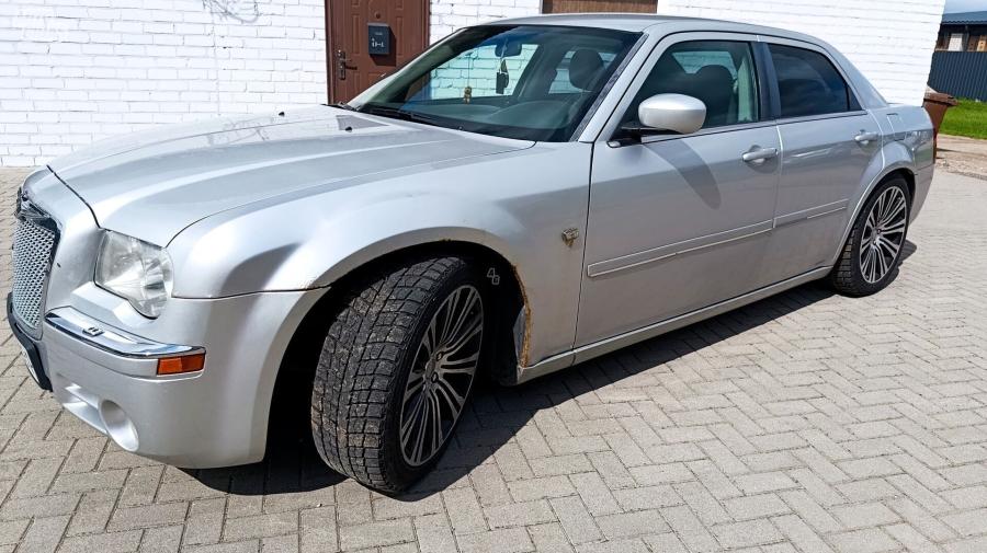 Pelēks Chrysler 300C 2005 Tauragė, ar dzinēja tilpumu 3.60 L un nobraukumu 204 tūkst. km par 3000 €, foto 5 vietnē AUTOMOTO.COM.LV
