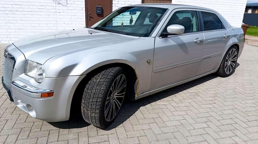 Grey Chrysler 300C 2005 in Taurage, with an engine capacity of 3.50 L and mileage of 206 thousand km for 3000 €, photo 4 on AUTOMOTO.COM.LV