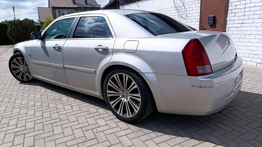 Grey Chrysler 300C 2005 in Taurage, with an engine capacity of 3.50 L and mileage of 206 thousand km for 3000 €, photo 6 on AUTOMOTO.COM.LV