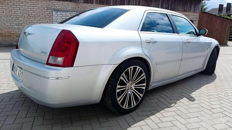 Grey Chrysler 300C 2005 in Taurage, with an engine capacity of 3.50 L and mileage of 206 thousand km for 3000 €, photo 8 on AUTOMOTO.COM.LV