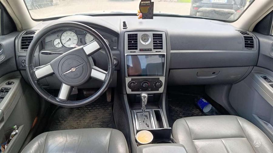Grey Chrysler 300C 2005 in Taurage, with an engine capacity of 3.50 L and mileage of 206 thousand km for 3000 €, photo 20 on AUTOMOTO.COM.LV