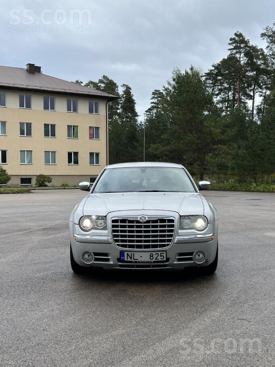 Grey Chrysler 300C 2005 in Riga, with an engine capacity of 3.00 L and mileage of 308 thousand km for 2600 €, photo 3 on AUTOMOTO.COM.LV