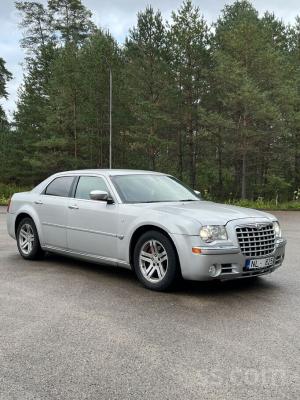 Grey Chrysler 300C 2005 in Riga, with an engine capacity of 3.00 L and mileage of 308 thousand km for 2600 €, photo 4 on AUTOMOTO.COM.LV