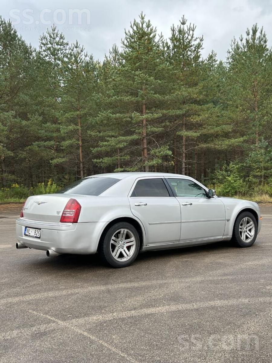 Grey Chrysler 300C 2005 in Riga, with an engine capacity of 3.00 L and mileage of 308 thousand km for 2600 €, photo 5 on AUTOMOTO.COM.LV