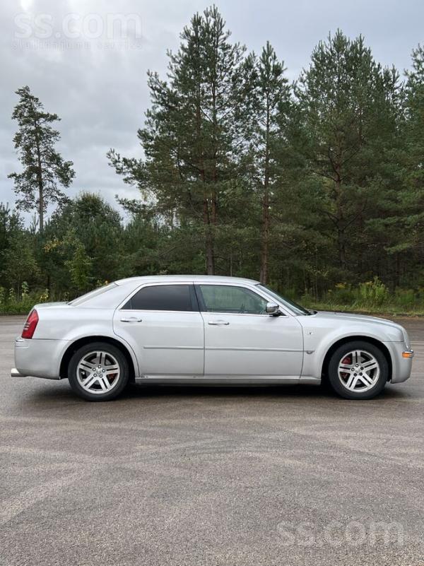 Grey Chrysler 300C 2005 in Riga, with an engine capacity of 3.00 L and mileage of 308 thousand km for 2600 €, photo 6 on AUTOMOTO.COM.LV