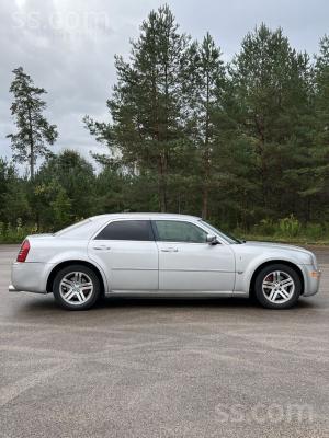 Grey Chrysler 300C 2005 in Riga, with an engine capacity of 3.00 L and mileage of 308 thousand km for 2600 €, photo 6 on AUTOMOTO.COM.LV