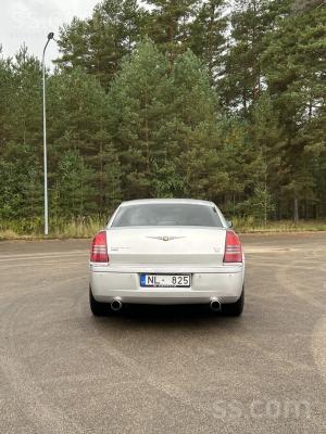Grey Chrysler 300C 2005 in Riga, with an engine capacity of 3.00 L and mileage of 308 thousand km for 2600 €, photo 7 on AUTOMOTO.COM.LV