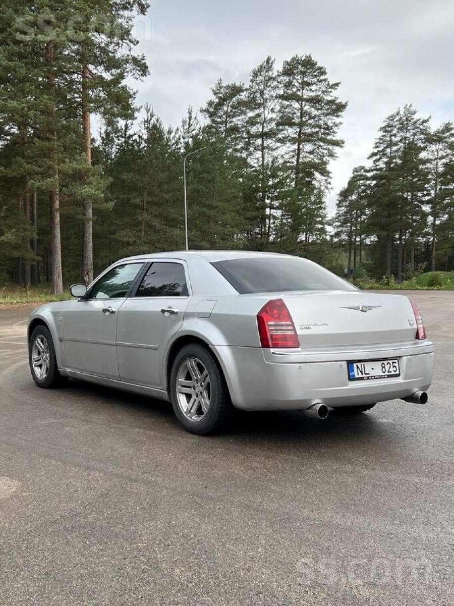 Grey Chrysler 300C 2005 in Riga, with an engine capacity of 3.00 L and mileage of 308 thousand km for 2600 €, photo 8 on AUTOMOTO.COM.LV