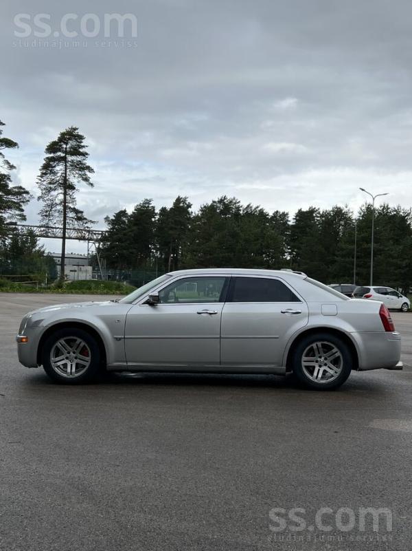 Grey Chrysler 300C 2005 in Riga, with an engine capacity of 3.00 L and mileage of 308 thousand km for 2600 €, photo 9 on AUTOMOTO.COM.LV