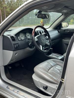 Grey Chrysler 300C 2005 in Riga, with an engine capacity of 3.00 L and mileage of 308 thousand km for 2600 €, photo 12 on AUTOMOTO.COM.LV