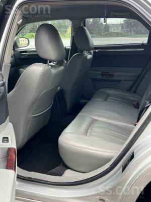 Grey Chrysler 300C 2005 in Riga, with an engine capacity of 3.00 L and mileage of 308 thousand km for 2600 €, photo 13 on AUTOMOTO.COM.LV