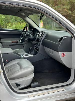 Grey Chrysler 300C 2005 in Riga, with an engine capacity of 3.00 L and mileage of 308 thousand km for 2600 €, photo 14 on AUTOMOTO.COM.LV