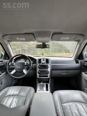 Grey Chrysler 300C 2005 in Riga, with an engine capacity of 3.00 L and mileage of 308 thousand km for 2600 €, photo 15 on AUTOMOTO.COM.LV