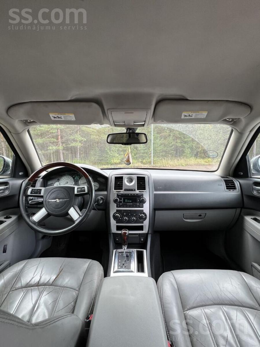 Grey Chrysler 300C 2005 in Riga, with an engine capacity of 3.00 L and mileage of 308 thousand km for 2600 €, photo 15 on AUTOMOTO.COM.LV