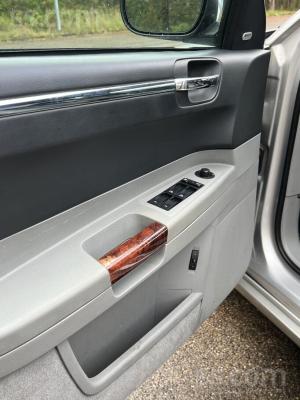 Grey Chrysler 300C 2005 in Riga, with an engine capacity of 3.00 L and mileage of 308 thousand km for 2600 €, photo 16 on AUTOMOTO.COM.LV