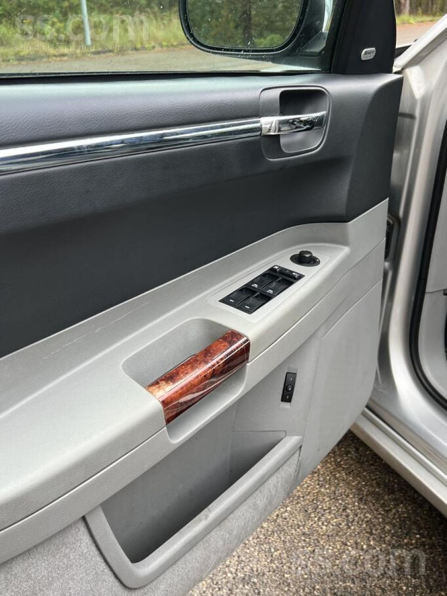 Grey Chrysler 300C 2005 in Riga, with an engine capacity of 3.00 L and mileage of 308 thousand km for 2600 €, photo 16 on AUTOMOTO.COM.LV