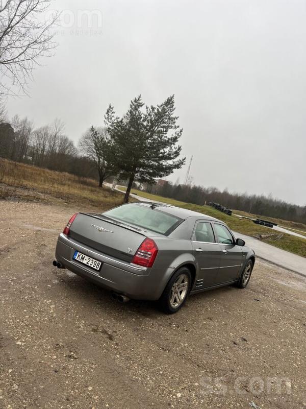 Pelēks Chrysler 300C 2006 Madona, ar dzinēja tilpumu 3.00 L un nobraukumu 282 tūkst. km par 2400 €, foto 3 vietnē AUTOMOTO.COM.LV