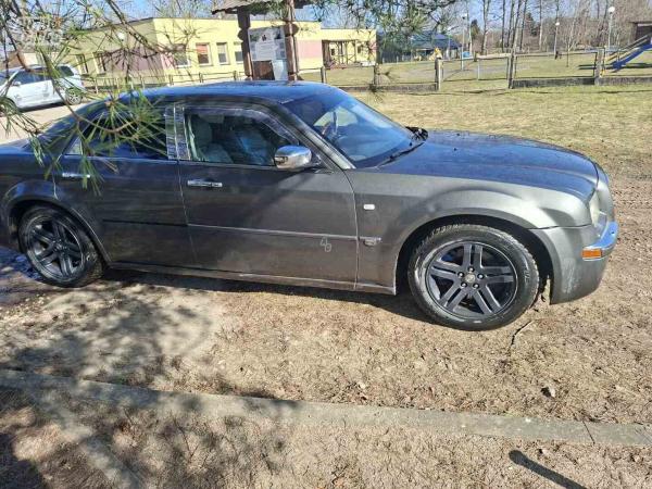 Grey Chrysler 300C 2006 in Moletai, with an engine capacity of 3.00 L and mileage of 378 thousand km for 1200 €, photo 3 on AUTOMOTO.COM.LV