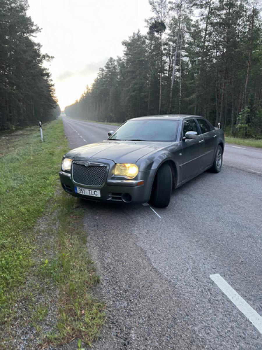 Pelēks Chrysler 300C 2006 Tallina, ar dzinēja tilpumu 3.00 L un nobraukumu 300 tūkst. km par 2700 €, foto 5 vietnē AUTOMOTO.COM.LV