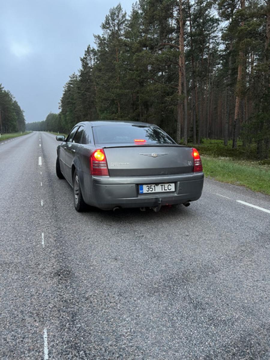 Pelēks Chrysler 300C 2006 Tallina, ar dzinēja tilpumu 3.00 L un nobraukumu 300 tūkst. km par 2700 €, foto 7 vietnē AUTOMOTO.COM.LV