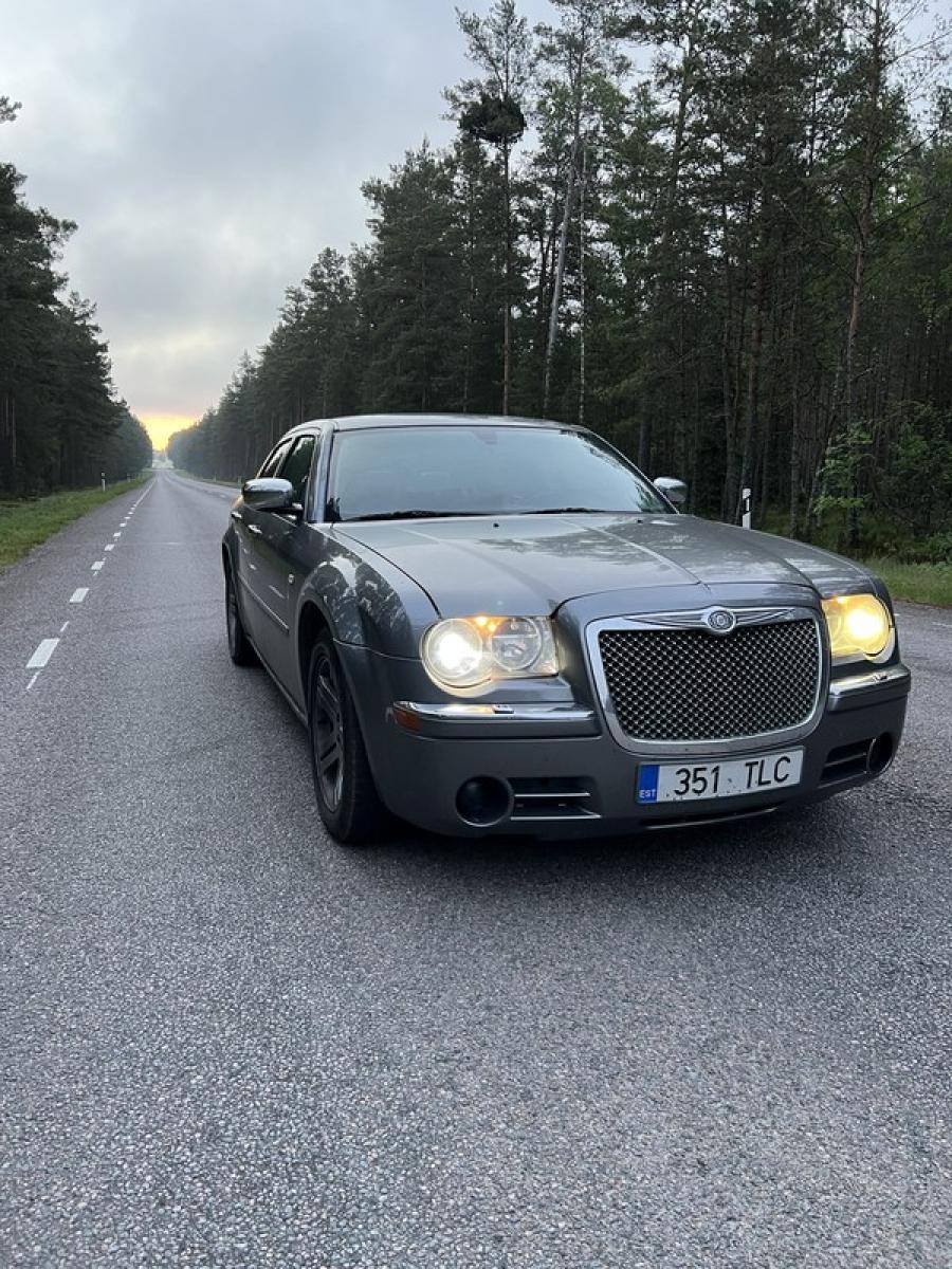 Pelēks Chrysler 300C 2006 Tallina, ar dzinēja tilpumu 3.00 L un nobraukumu 300 tūkst. km par 2700 €, foto 10 vietnē AUTOMOTO.COM.LV