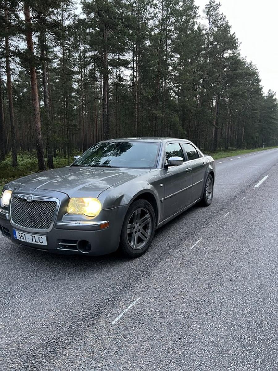 Pelēks Chrysler 300C 2006 Tallina, ar dzinēja tilpumu 3.00 L un nobraukumu 300 tūkst. km par 2700 €, foto 11 vietnē AUTOMOTO.COM.LV