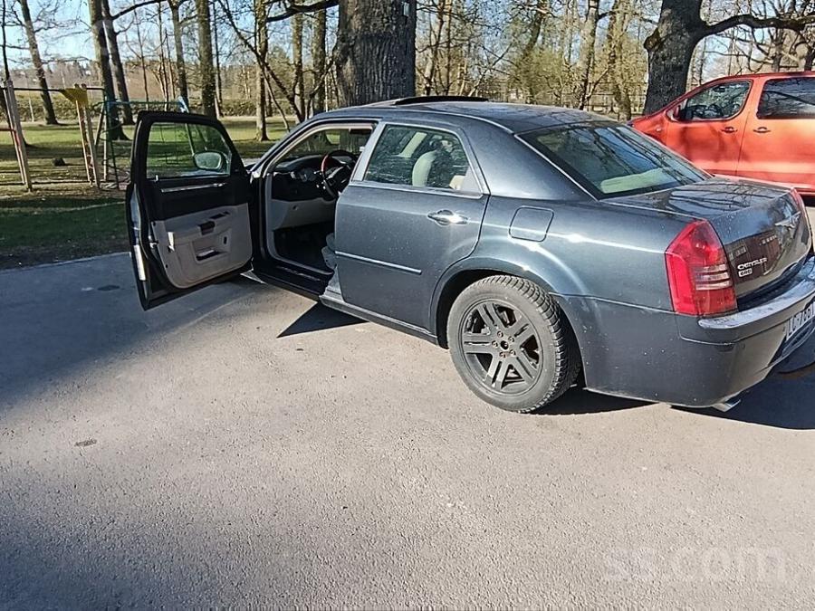 Pelēks Chrysler 300C 2007 Tukums, ar dzinēja tilpumu 3.00 L un nobraukumu 306 tūkst. km par 3150 €, foto 5 vietnē AUTOMOTO.COM.LV