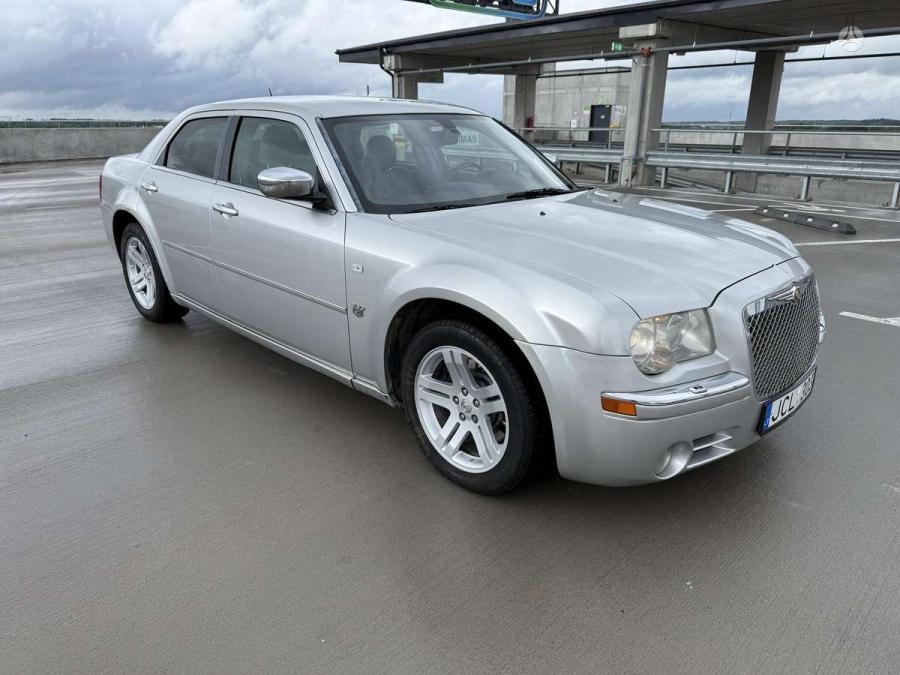 Серый Крайслер 300C 2007 в Вильнюс, объемом двигателя 2.99 л и пробегом 370 тыс. км за 2000 €, фото 1 на AUTOMOTO.COM.LV