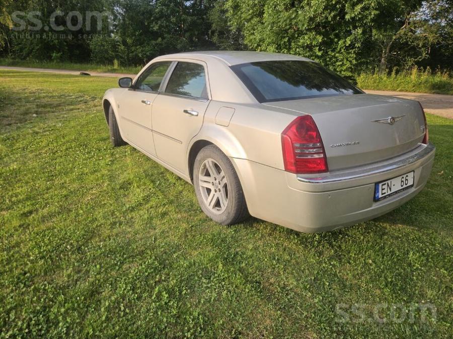 Grey Chrysler 300C 2007 in Talsi, with an engine capacity of 2.70 L and mileage of 177 thousand km for 2266 €, photo 1 on AUTOMOTO.COM.LV