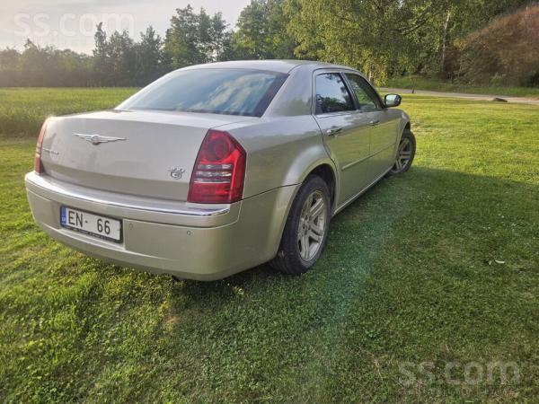 Pelēks Chrysler 300C 2007 Talsi, ar dzinēja tilpumu 2.70 L un nobraukumu 177 tūkst. km par 2266 €, foto 2 vietnē AUTOMOTO.COM.LV