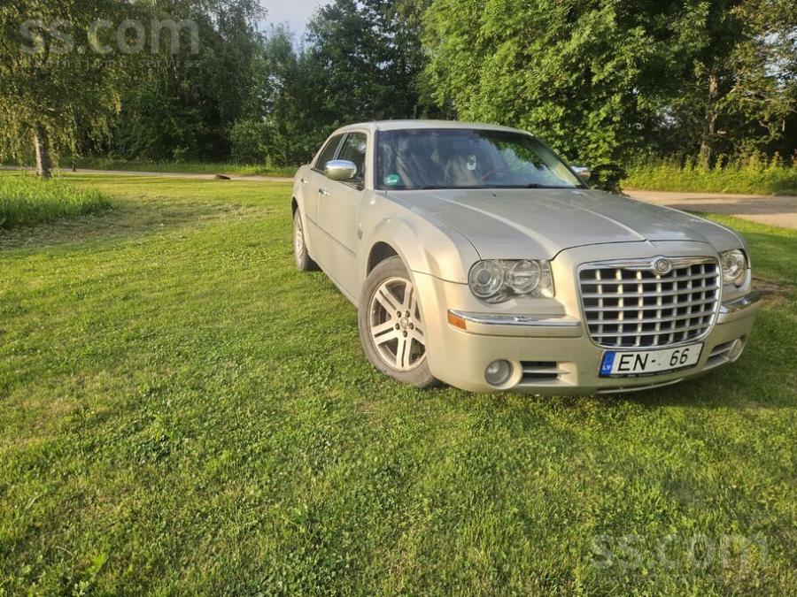 Grey Chrysler 300C 2007 in Talsi, with an engine capacity of 2.70 L and mileage of 177 thousand km for 2266 €, photo 4 on AUTOMOTO.COM.LV