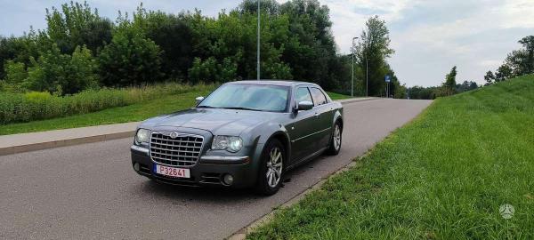 Pelēks Chrysler 300C 2007 Vievis, ar dzinēja tilpumu 2.99 L un nobraukumu 317 tūkst. km par 999 €, foto 1 vietnē AUTOMOTO.COM.LV