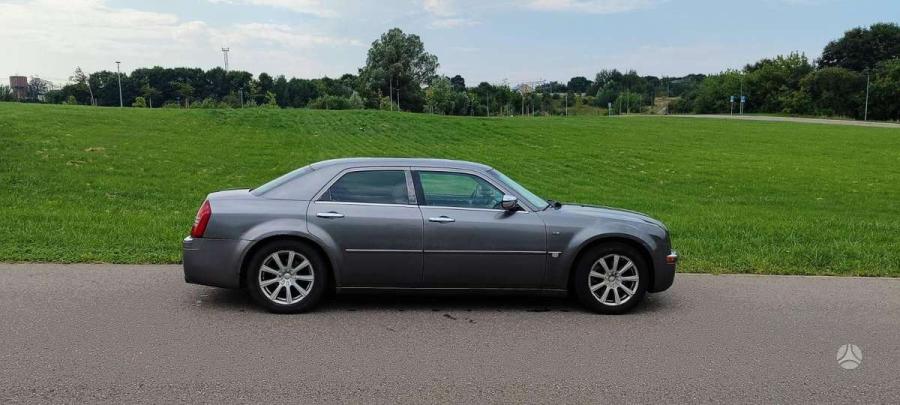 Pelēks Chrysler 300C 2007 Vievis, ar dzinēja tilpumu 2.99 L un nobraukumu 317 tūkst. km par 999 €, foto 6 vietnē AUTOMOTO.COM.LV