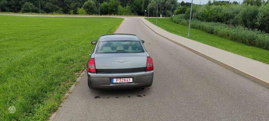 Pelēks Chrysler 300C 2007 Vievis, ar dzinēja tilpumu 2.99 L un nobraukumu 317 tūkst. km par 999 €, foto 10 vietnē AUTOMOTO.COM.LV