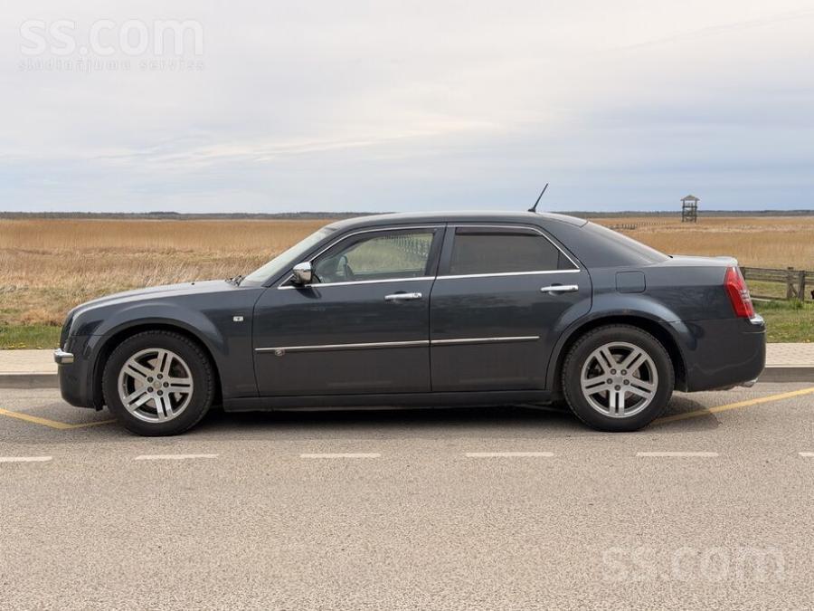 Pelēks Chrysler 300C 2009 Liepāja, ar dzinēja tilpumu 3.00 L un nobraukumu 290 tūkst. km par 3500 €, foto 3 vietnē AUTOMOTO.COM.LV