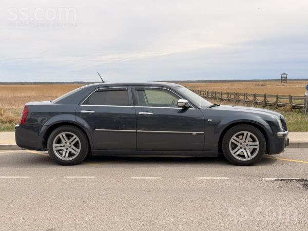 Grey Chrysler 300C 2009 in Liepaja, with an engine capacity of 3.00 L and mileage of 290 thousand km for 3500 €, photo 5 on AUTOMOTO.COM.LV