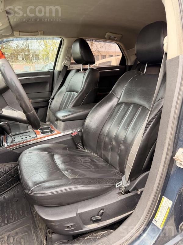 Grey Chrysler 300C 2009 in Liepaja, with an engine capacity of 3.00 L and mileage of 290 thousand km for 3500 €, photo 7 on AUTOMOTO.COM.LV