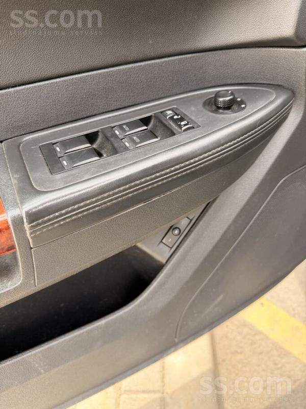 Grey Chrysler 300C 2009 in Liepaja, with an engine capacity of 3.00 L and mileage of 290 thousand km for 3500 €, photo 9 on AUTOMOTO.COM.LV