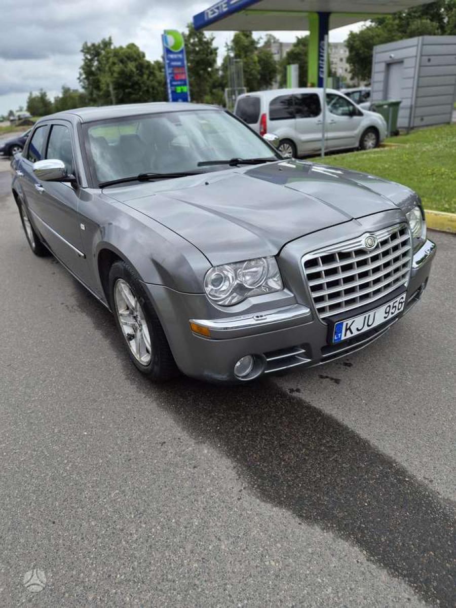 Pelēks Chrysler 300C 2009 Kauņa, ar dzinēja tilpumu 2.99 L un nobraukumu 299 tūkst. km par 2800 €, foto 1 vietnē AUTOMOTO.COM.LV