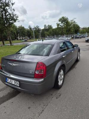 Pelēks Chrysler 300C 2009 Kauņa, ar dzinēja tilpumu 2.99 L un nobraukumu 299 tūkst. km par 2800 €, foto 3 vietnē AUTOMOTO.COM.LV