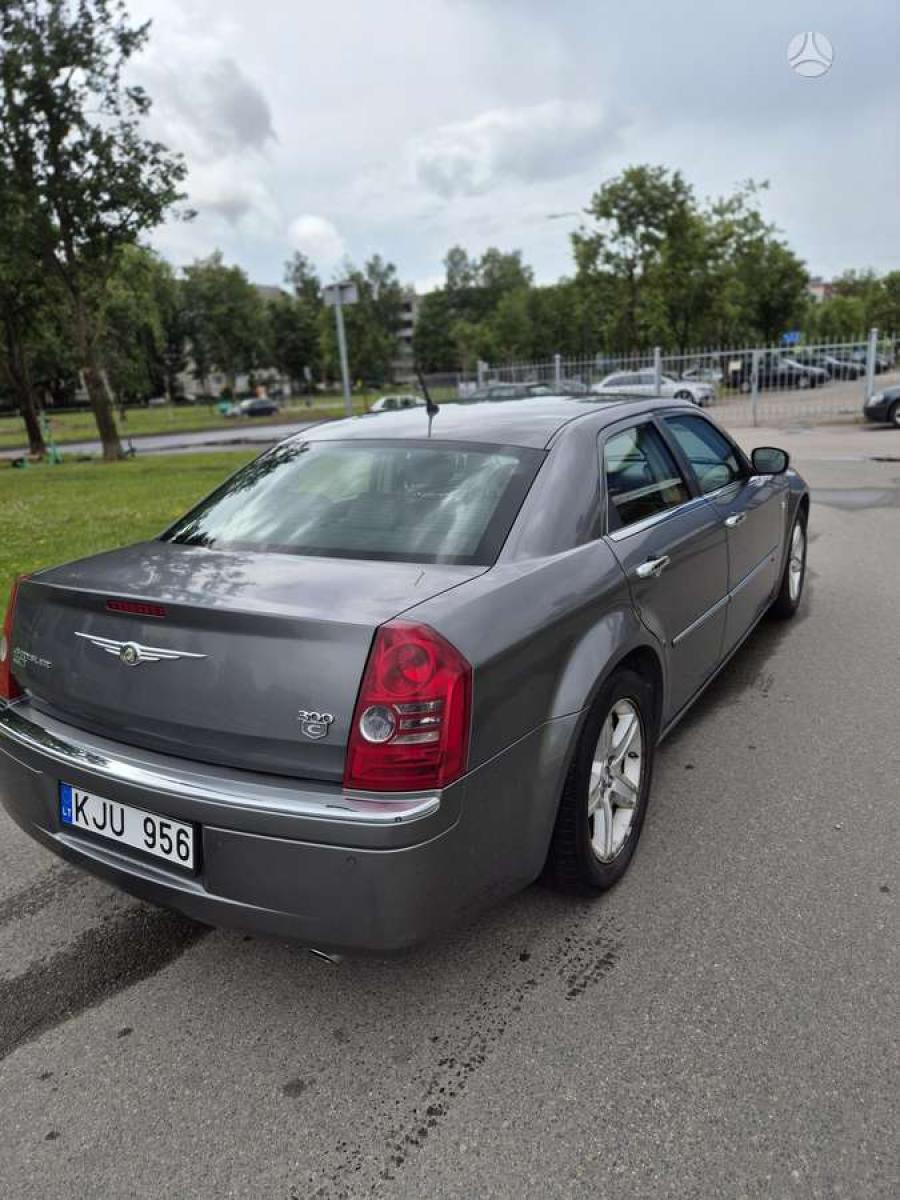 Pelēks Chrysler 300C 2009 Kauņa, ar dzinēja tilpumu 2.99 L un nobraukumu 299 tūkst. km par 2800 €, foto 3 vietnē AUTOMOTO.COM.LV
