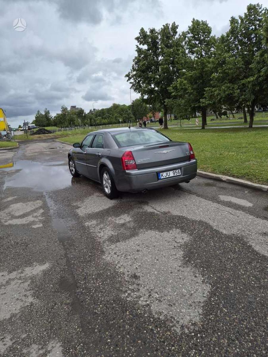 Pelēks Chrysler 300C 2009 Kauņa, ar dzinēja tilpumu 2.99 L un nobraukumu 299 tūkst. km par 2800 €, foto 4 vietnē AUTOMOTO.COM.LV